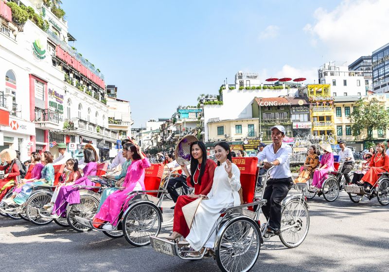 Hanoi Autumn Festival with Vibrant Parade of 1,500 Enthusiastic ...