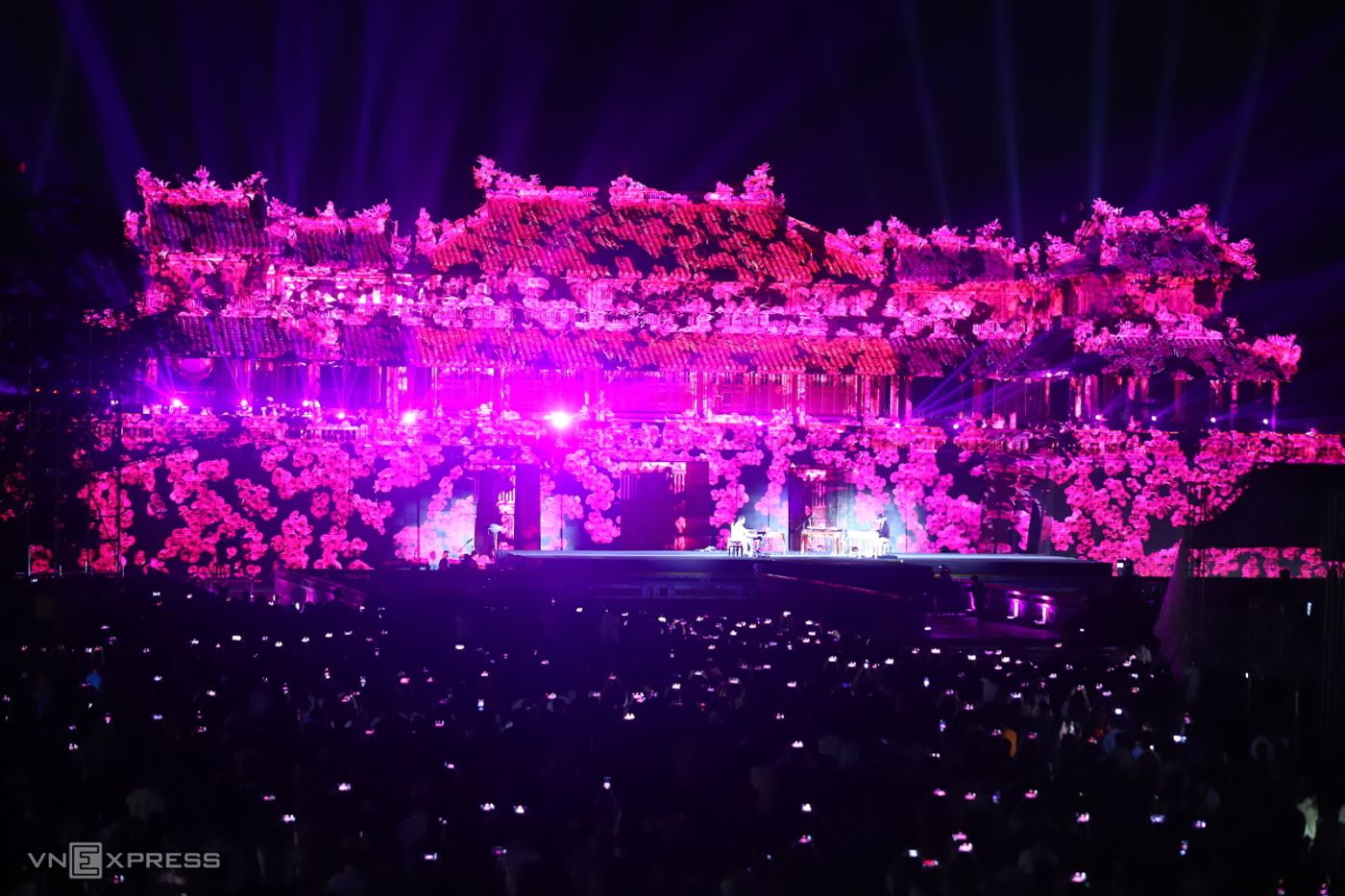 Lights Over Citadel: A spectacular night attracts 10,000 to Hue live show